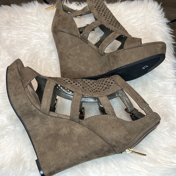 Guess | Shoes | Guess Womens Army Green Size 9 Wedge Sandals | Poshmark